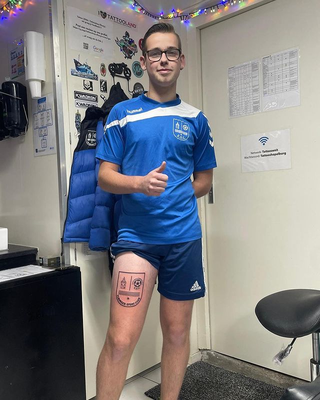 Sven Hilgers zet een ESC-tattoo na het verliezen van een weddenschap ...